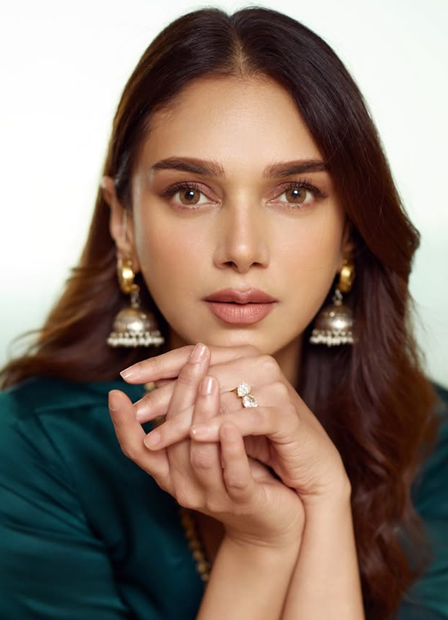 పెళ్లి తర్వాత మరింత గ్లామర్‌గా కనిపిస్తోన్న సిద్ధార్థ్ సతీమణి.. ఫోటోలు | Siddharth's wife adithi ...